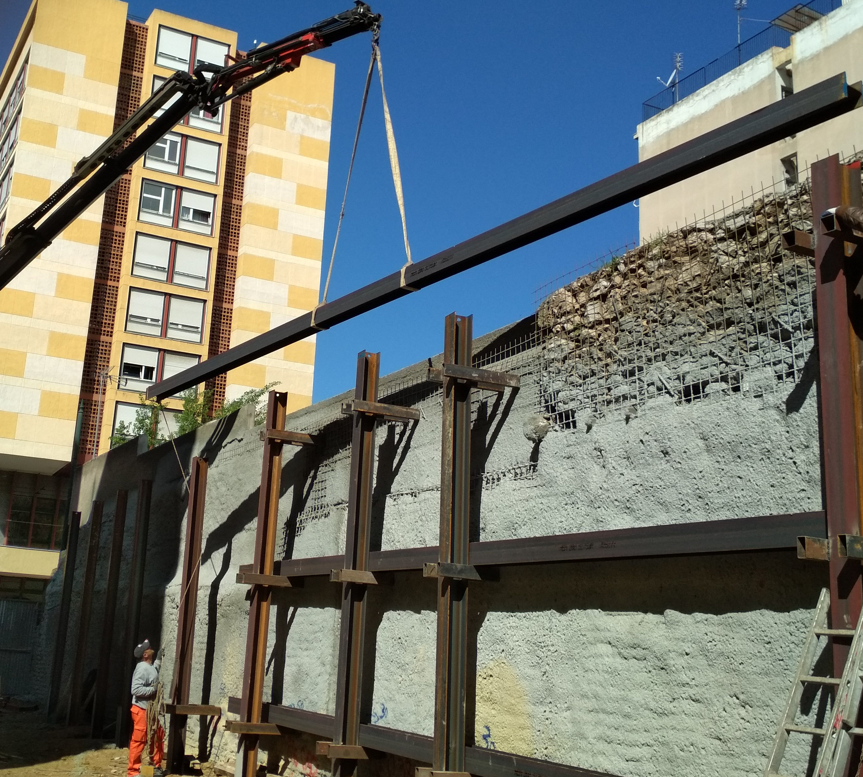 Ανέγερση τριώροφου διαγνωστικού κέντρου με υπόγειο και δώμα